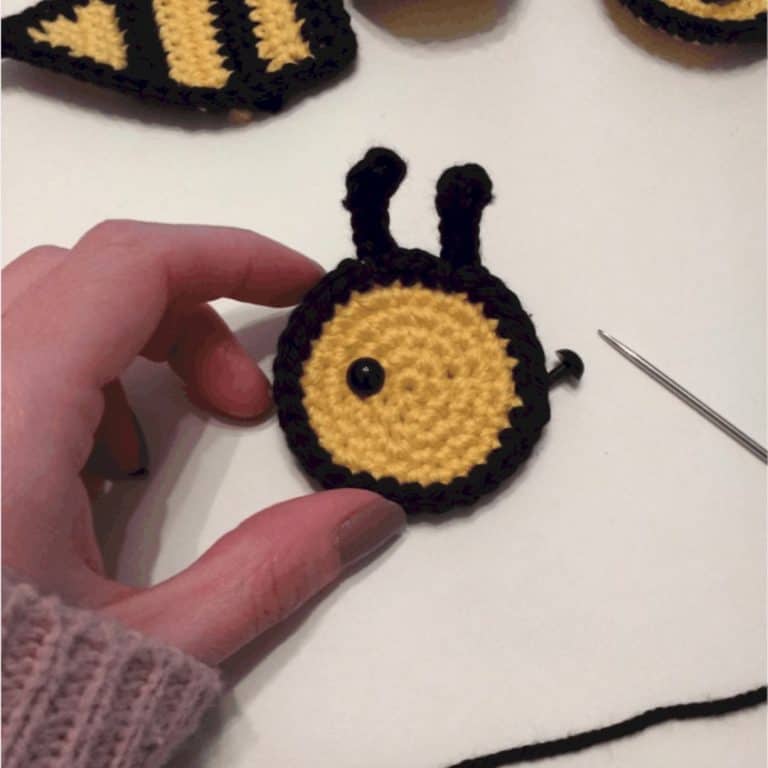 Bee Applique Crochet Pattern - Free - Natalina Craft