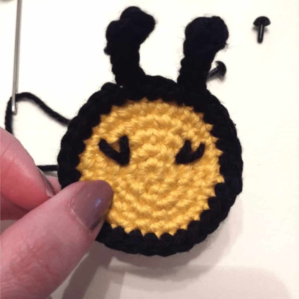 Bee Applique Crochet Pattern - Free - Natalina Craft