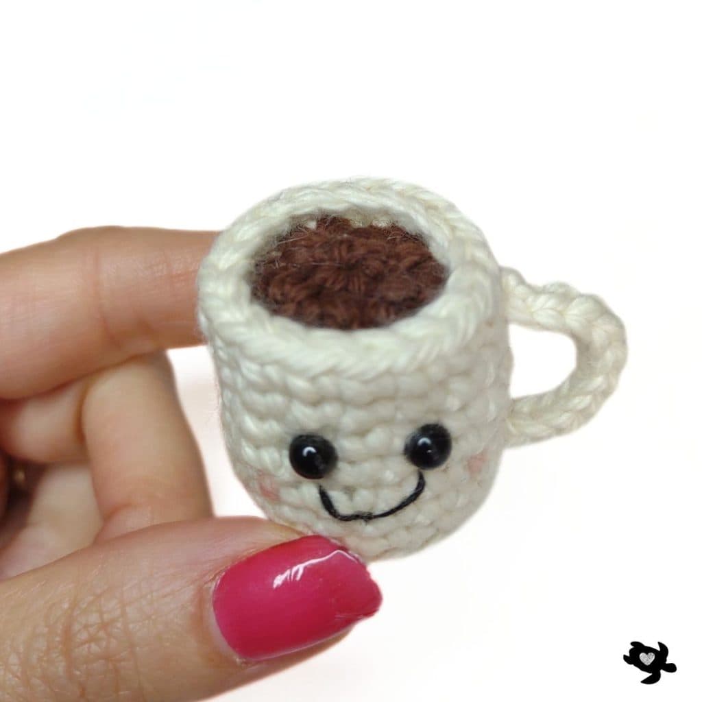 Mini crochet coffee cup - Free pattern - Natalina Craft