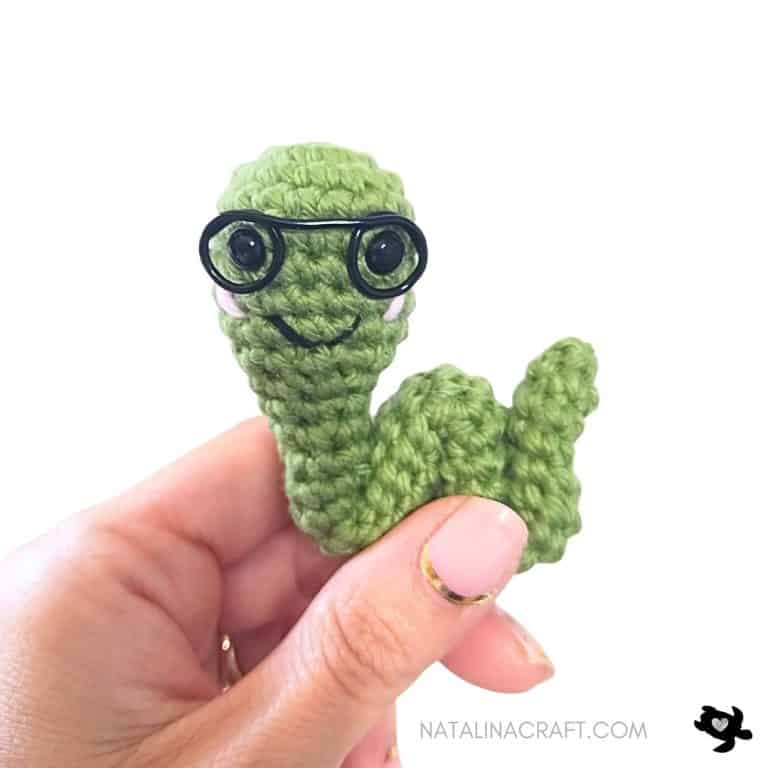 Free crochet pattern - Bookworm - Natalina Craft
